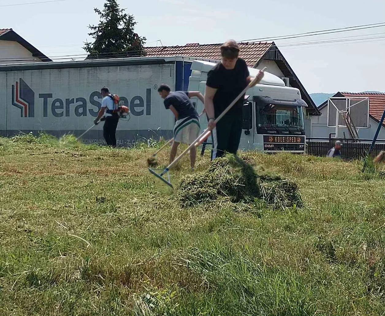 Dašić i aktivisti SNS kosili travu oko Mesne zajednice Vinogradi - Glas ... Dašić i aktivisti SNS kosili travu oko Mesne zajednice Vinogradi - Glas ...